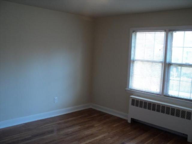 2 Br, 1 bath, Apartment 3517 Brothers Place Southeast
