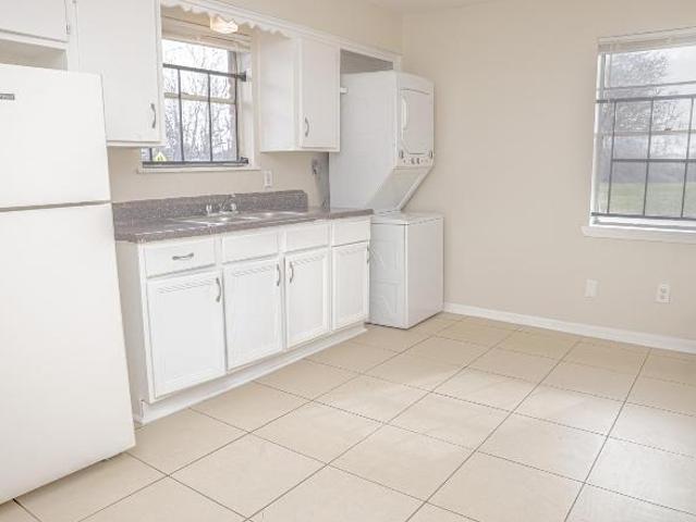 2 Br, 1 bath, Apartment 3603 Alice St