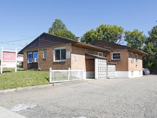 2 Br, 1 bath, Apartment Neville Apartments