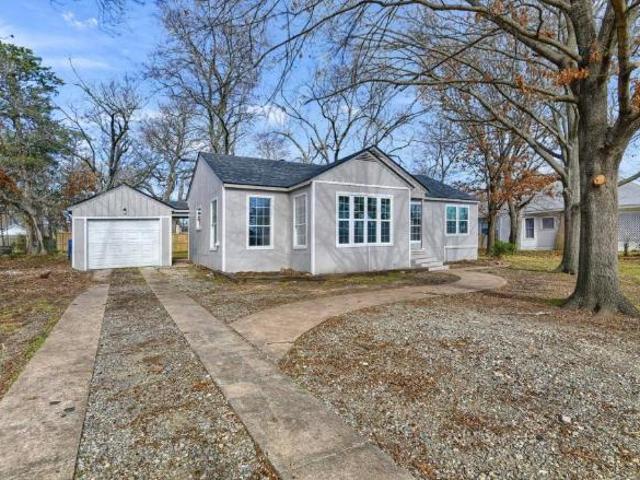 2 Br, 1 bath, Single Family Home 1313 E Lamar St