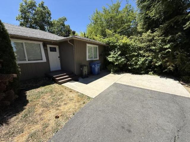 2 Br, 1 bath, Single Family Home 237 SE Grandview Ave