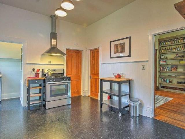 2 Br, 1 bath, Single Family Home 331 Whedbee St