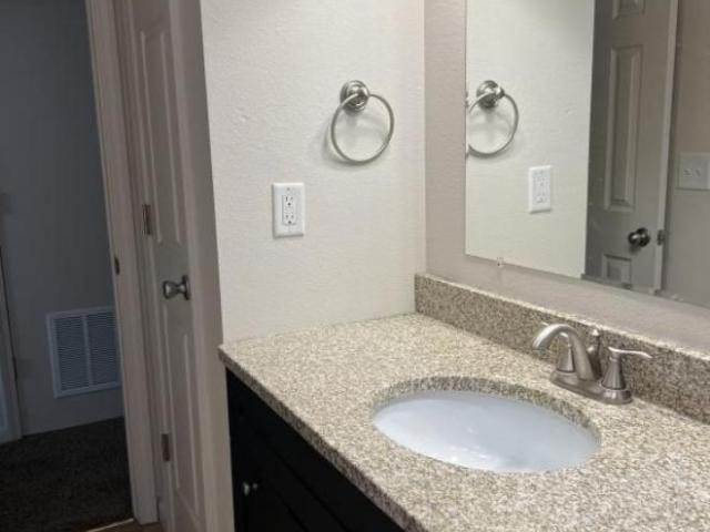 2 Br, 1 bath, Single Family Home 521 Minnesota St