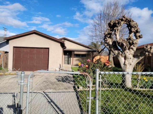 2 Br, 1 bath, Single Family Home 5328 Clark St
