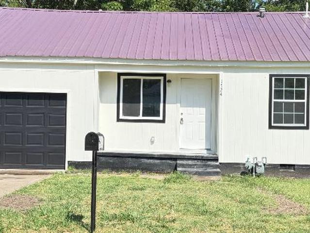 2 Br, 1 bath, Single Family 1524 S Santa Fe Ave