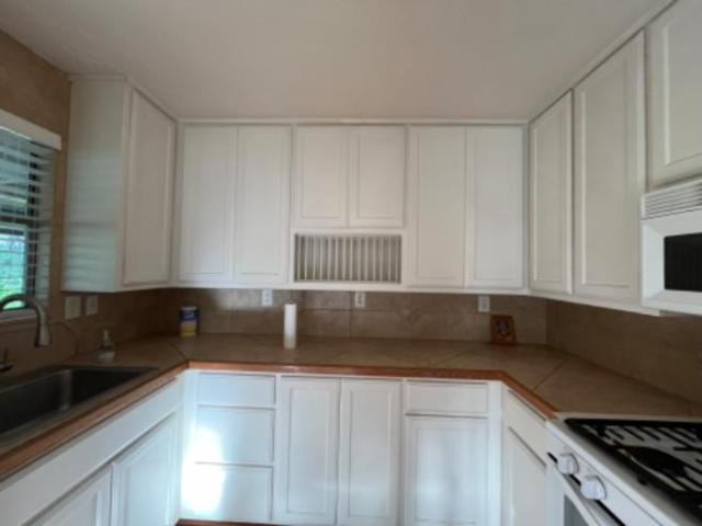2 Br, 1 bath, Single Family 102 E Pecan St