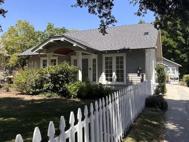 2 Br, 1 bath, Single Family 102 N Oak Avenue