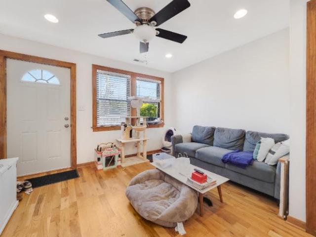 2 Br, 1 bath, Single Family 1148 W Belmont Ave