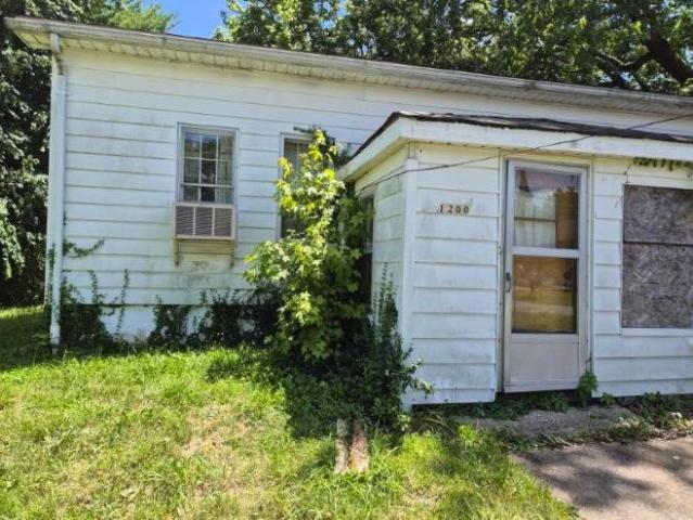 2 Br, 1 bath, Single Family 1200 Sw 6th St