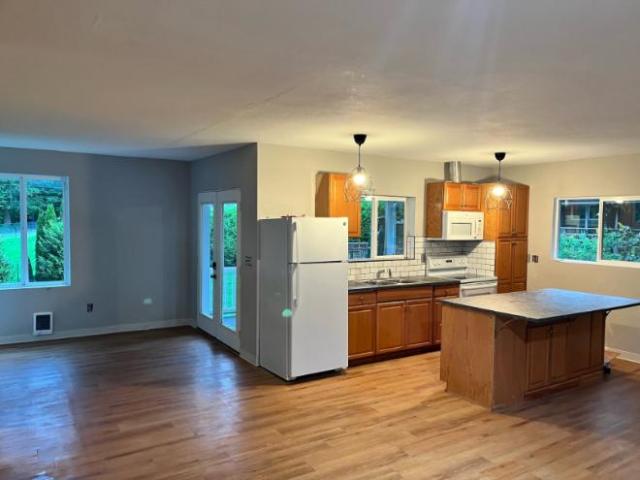 2 Br, 1 bath, Single Family 12111 198th Pl SE
