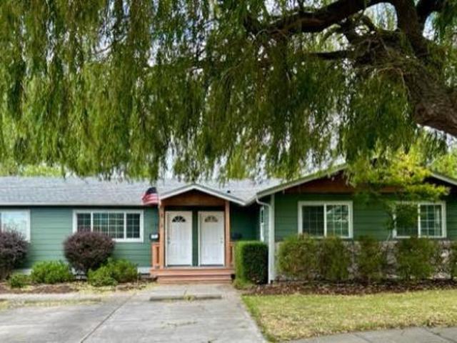 2 Br, 1 bath, Single Family 1211 E Indiana