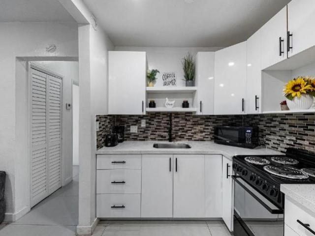2 Br, 1 bath, Single Family 1215 NE 15th Ave