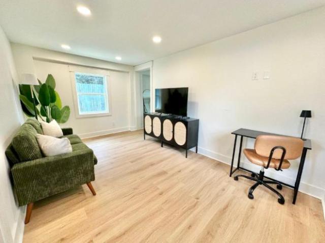 2 Br, 1 bath, Single Family 1313 Live Oak St