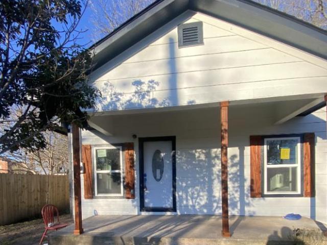 2 Br, 1 bath, Single Family 241 3rd Street NE