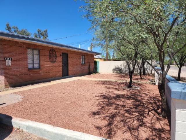 2 Br, 1 bath, Single Family 2525 N Edith Blvd