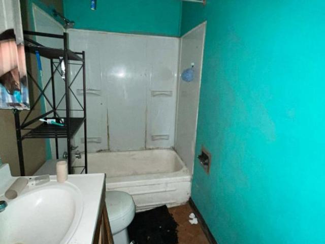 2 Br, 1 bath, Single Family 2021 Edwardsville Rd