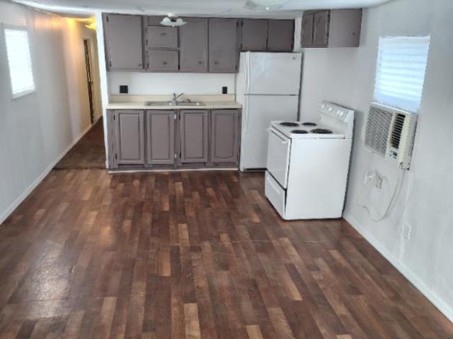 2 Br, 1 bath, Single Family 210 SE Camelot Loop