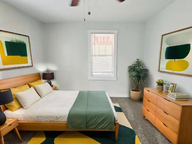 2 Br, 1 bath, Single Family 215 W Ramona Avenue