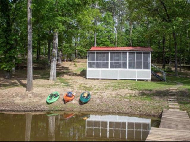 2 Br, 1 bath, Single Family 2207 White Oak Ln