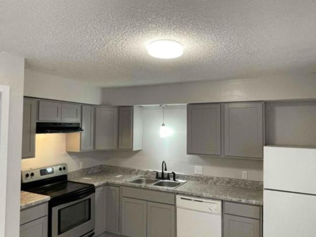 2 Br, 1 bath, Single Family 222 N Hoke