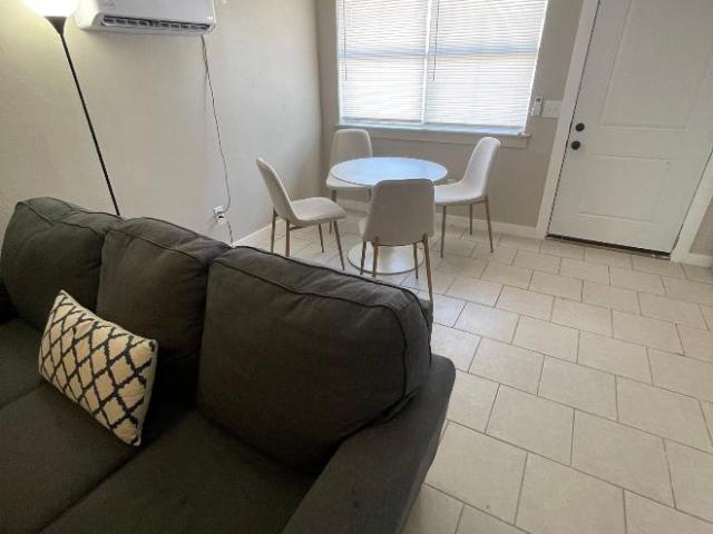 2 Br, 1 bath, Single Family 222 N Hoke