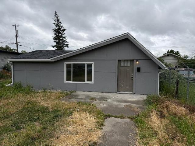 2 Br, 1 bath, Single Family 3524 E Queen Ave