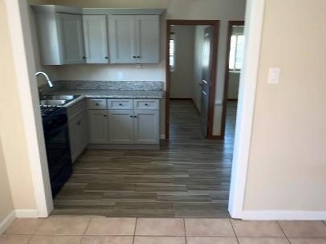 2 Br, 1 bath, Single Family 3700 Hillview Rd