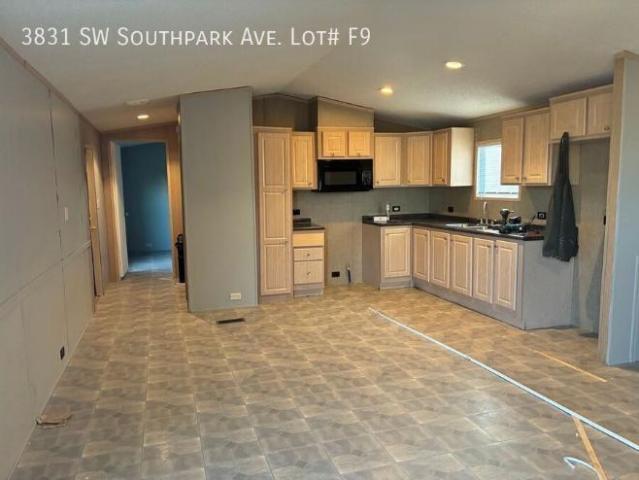 3 Br, 2 bath, Single Family 3831 SW Southpark Ave