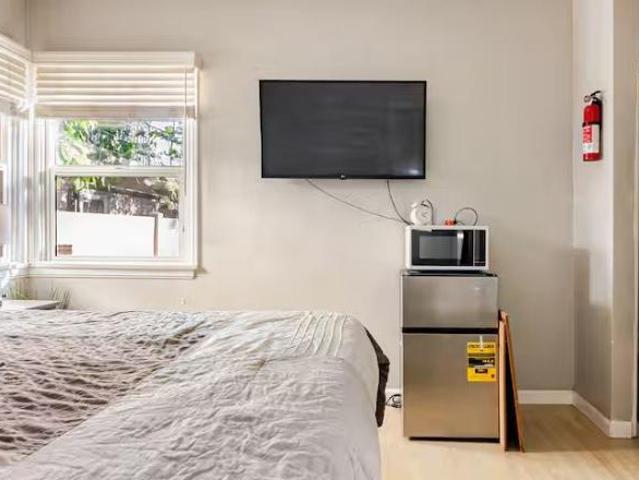 2 Br, 1 bath, Single Family 3911 West Verdugo Avenue