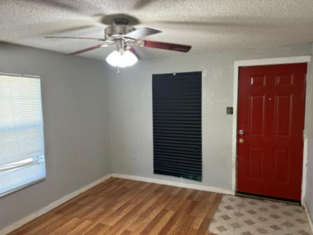 2 Br, 1 bath, Single Family 300 S Houston St
