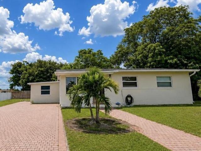 2 Br, 1 bath, Single Family 3300 SW 32nd Ct