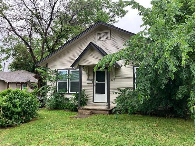 2 Br, 1 bath, Single Family 3328 E 7th St