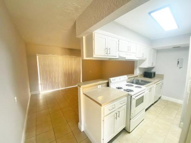 2 Br, 1 bath, Single Family 4423 Treehouse Lane arbor Keys
