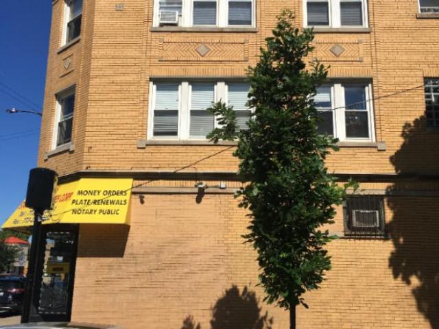 2 Br, 1 bath, Single Family 4425 W Fullerton Ave