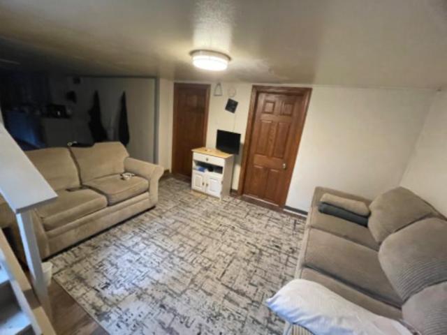 2 Br, 1 bath, Single Family 400 E Thrush Ave