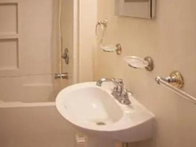2 Br, 1 bath, Single Family 404 Pittsboro St