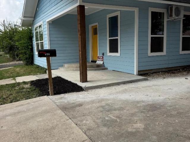 2 Br, 1 bath, Single Family 409 S Calaveras