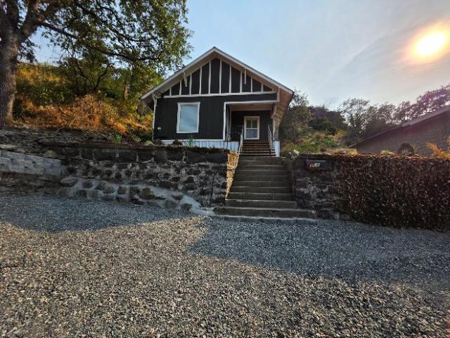 2 Br, 1 bath, Single Family 608 E 4th St