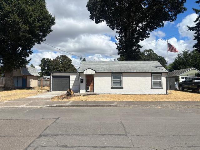 2 Br, 1 bath, Single Family 620 23rd St SE
