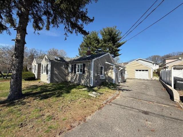 2 Br, 1 bath, Single Family 627 Mola Blvd