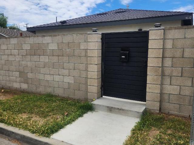 2 Br, 1 bath, Single Family 9532 Bixby Ave