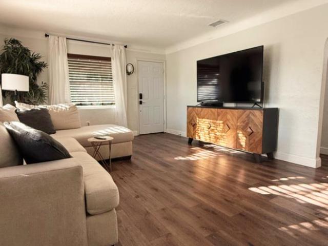 2 Br, 1 bath, Single Family 911 James Ave S