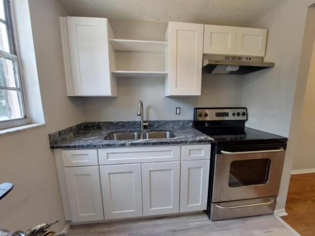 2 Br, 1 bath, Single Family 925 N Castle Ct