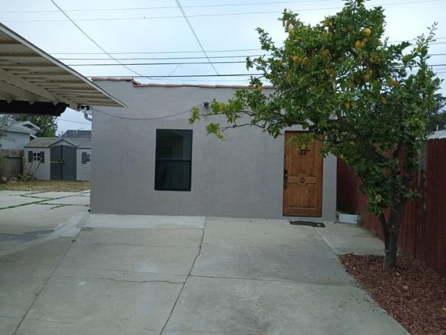 2 BR 1 bathroom backhouse