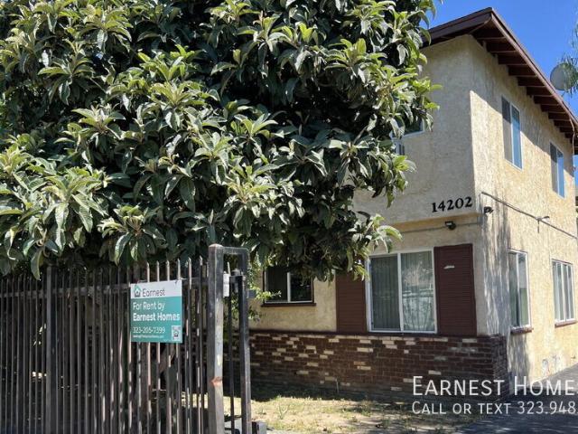 2 BR, 1 BA Apartment 14202 Delano St, Van Nuys, CA 91401