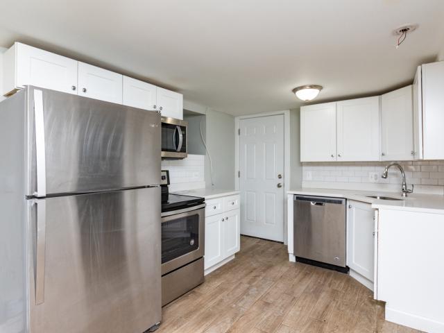 2 BR, 1 BA Apartment 1431 West Flournoy, Chicago, IL 60607