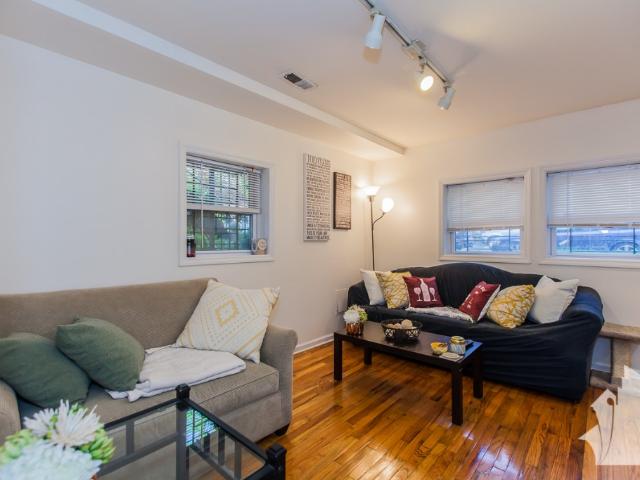 2 BR, 1 BA Apartment 1433 West Oakdale, Chicago, IL 60657