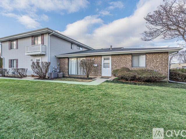 2 BR, 1 BA Apartment 1435 Millbrook Ct, Unit 1435, Schaumburg, IL 60193