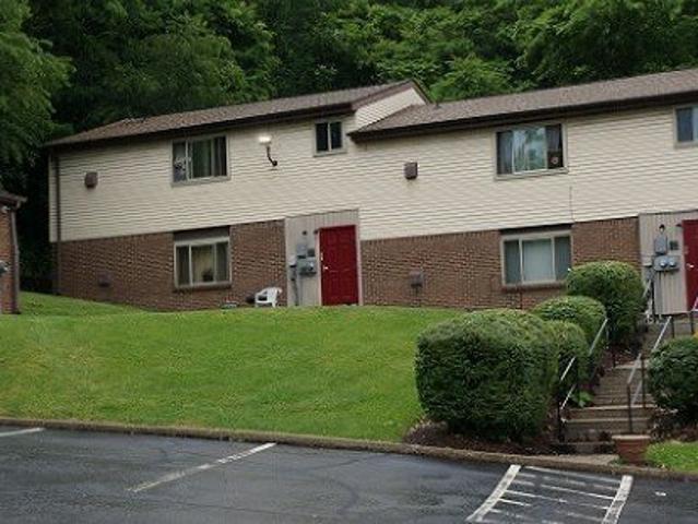 2 BR, 1 BA Apartment 1486 Princeton Blvd Pittsburgh, PA 15221