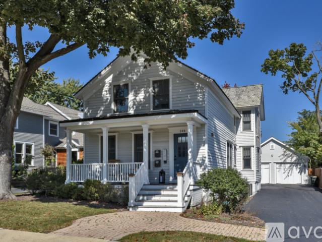 2 BR, 1 BA Apartment 148 W Station St, Unit 2, Barrington, IL 60010